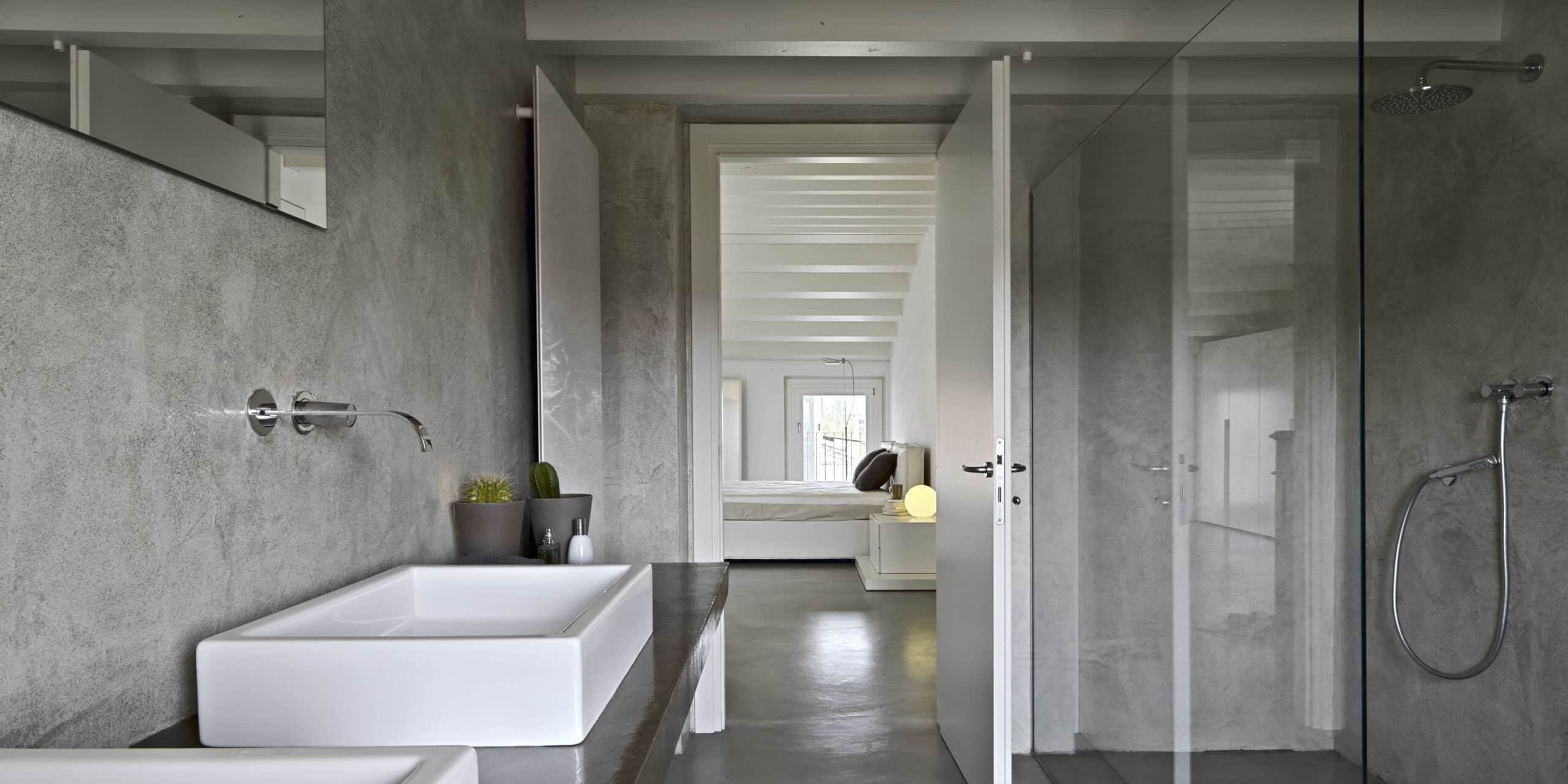 Beton cire muur: voordelen & plaatsing [+ Gemiddelde prijs]